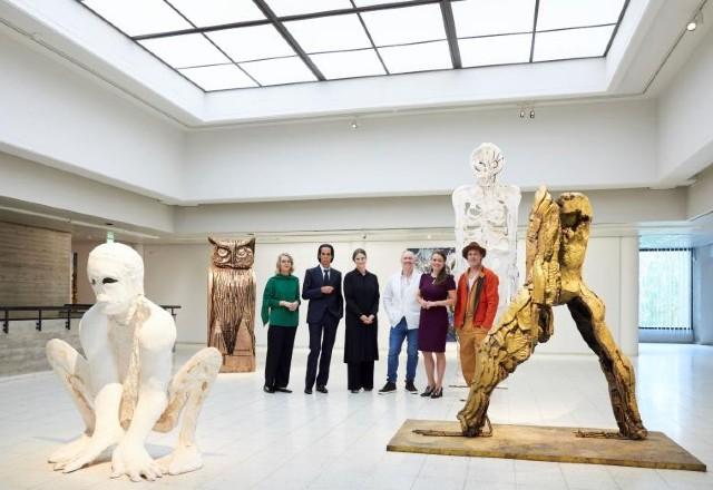 Brad Pitt faz estreia como escultor na Finlândia - SBT News