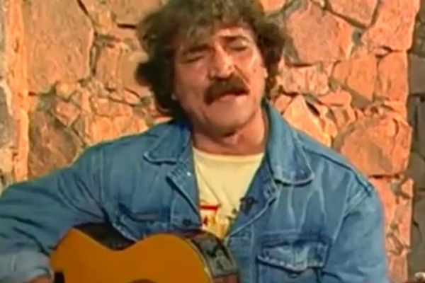 Cantor Belchior é enterrado sob aplausos e emoção de fãs - SBT News