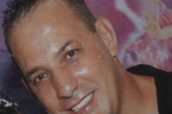 Homem reage a assalto e é morto dentro de casa na frente da filha - SBT ... Homem reage a assalto e é morto dentro de casa na frente da filha - SBT ...