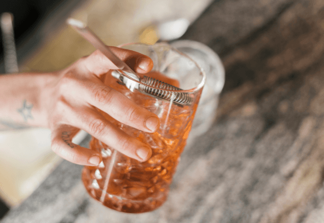 Tem como identificar uma bebida adulterada com metanol? Especialista ...