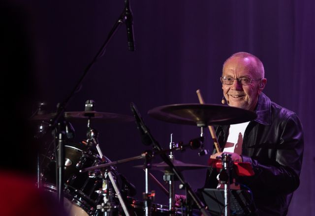 Morre Colin 'Smiley' Petersen, o primeiro baterista dos Bee Gees - SBT News