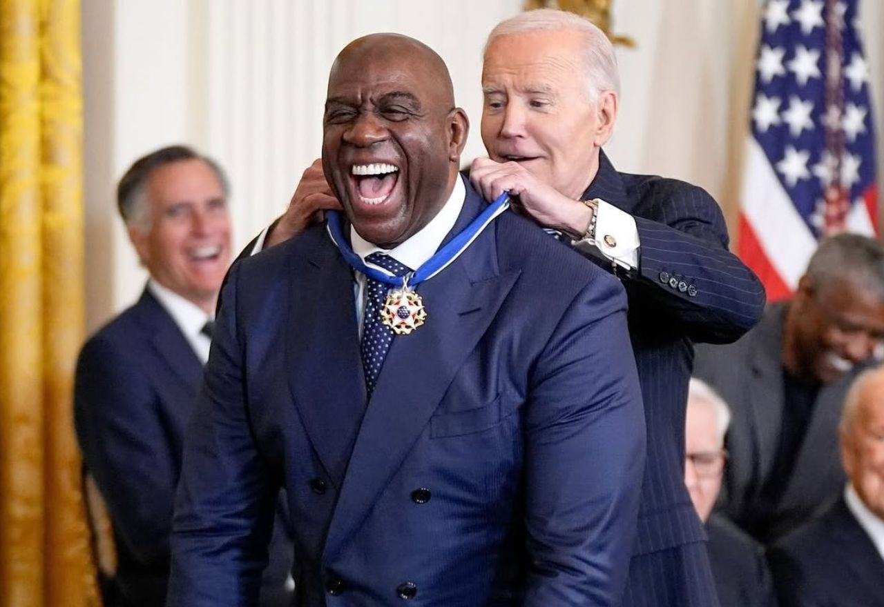 Joe Biden condecora Magic Johnson, Denzel Washington, Bono Vox e ...